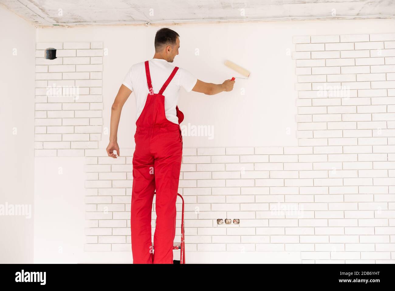 Man painting the wall, master wall painter Stock Photo - Alamy