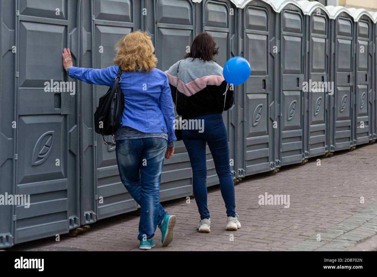 Two urinal hi-res stock photography and images - Alamy