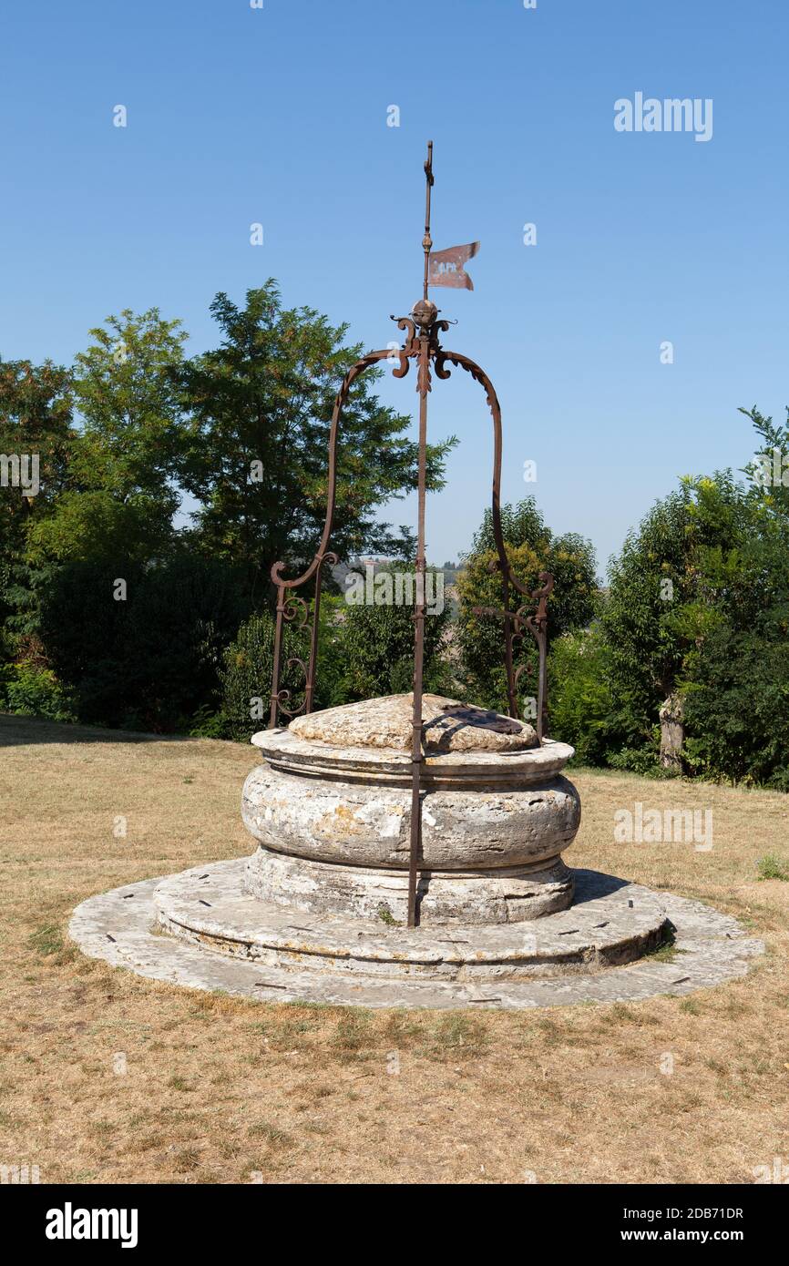 Well in montepulciano hi-res stock photography and images - Alamy