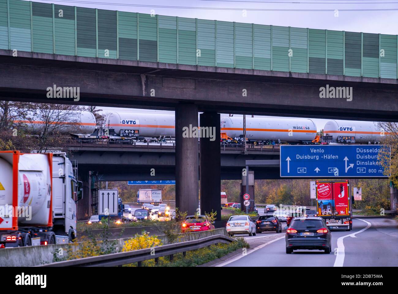 The motorway junction Kaiserberg, motorway A40, Ruhrschnellweg, crosses ...