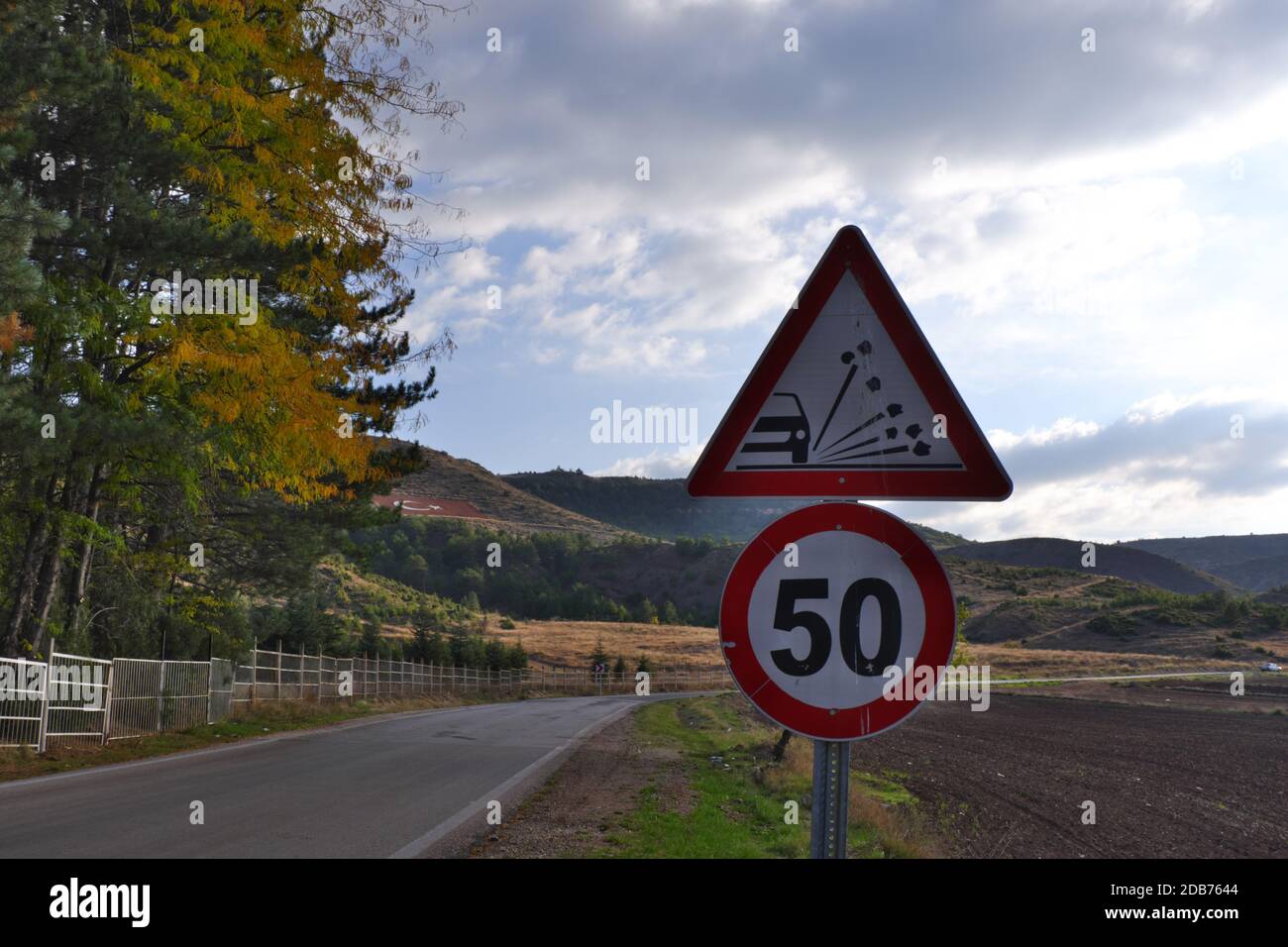Loose chippings warning road sign hi-res stock photography and images ...