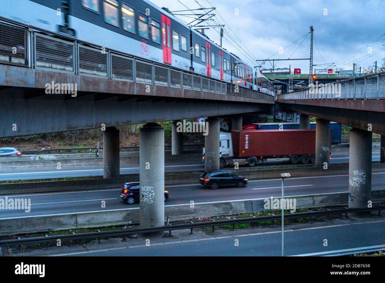 The motorway junction Kaiserberg, motorway A40, Ruhrschnellweg, crosses ...