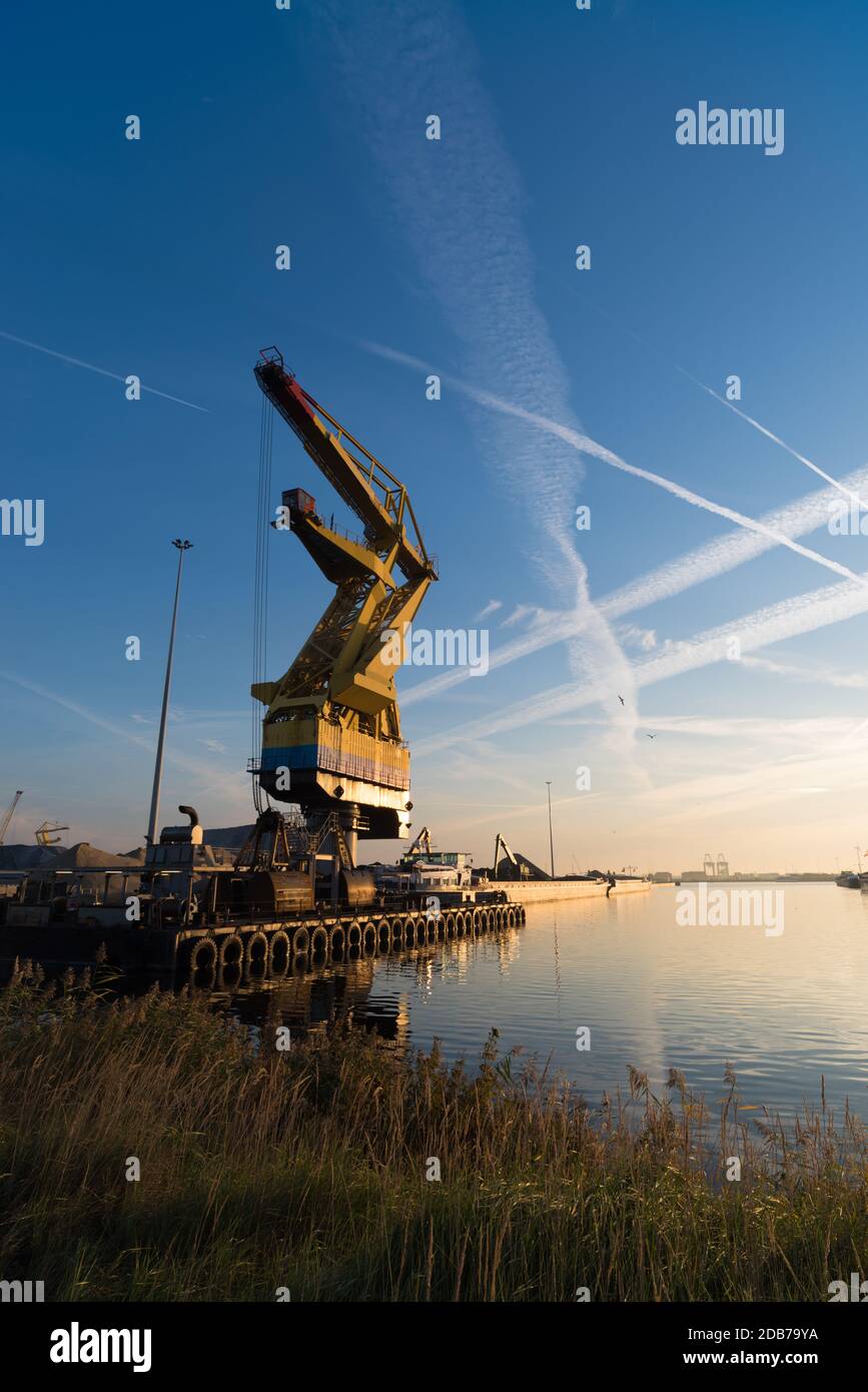 Floating heavy lift crane port hi-res stock photography and images - Alamy
