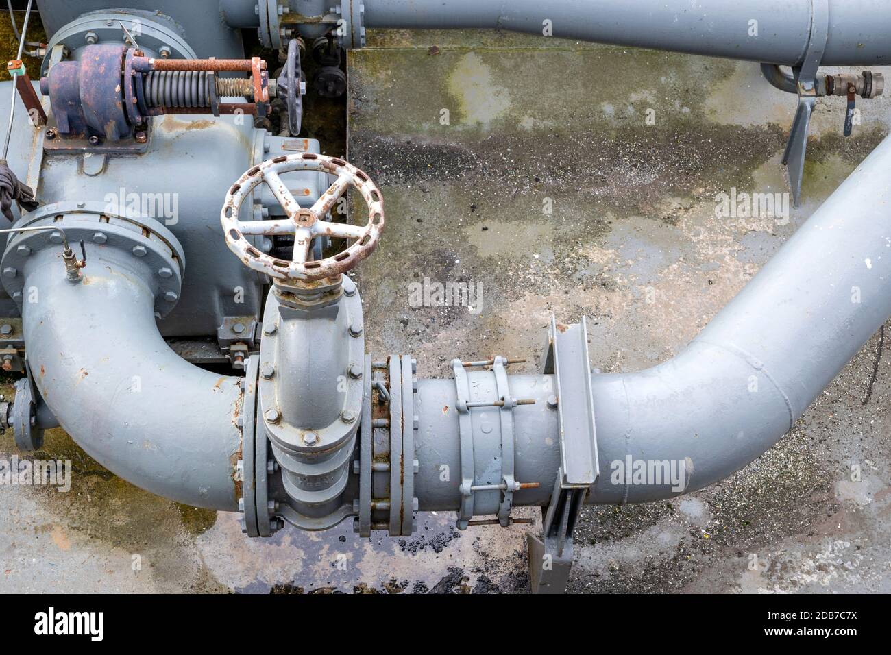 Oil pipeline valve hi-res stock photography and images - Alamy