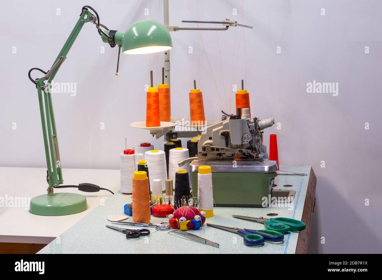 Sewing stitching machine that sews the edges of products in four ...