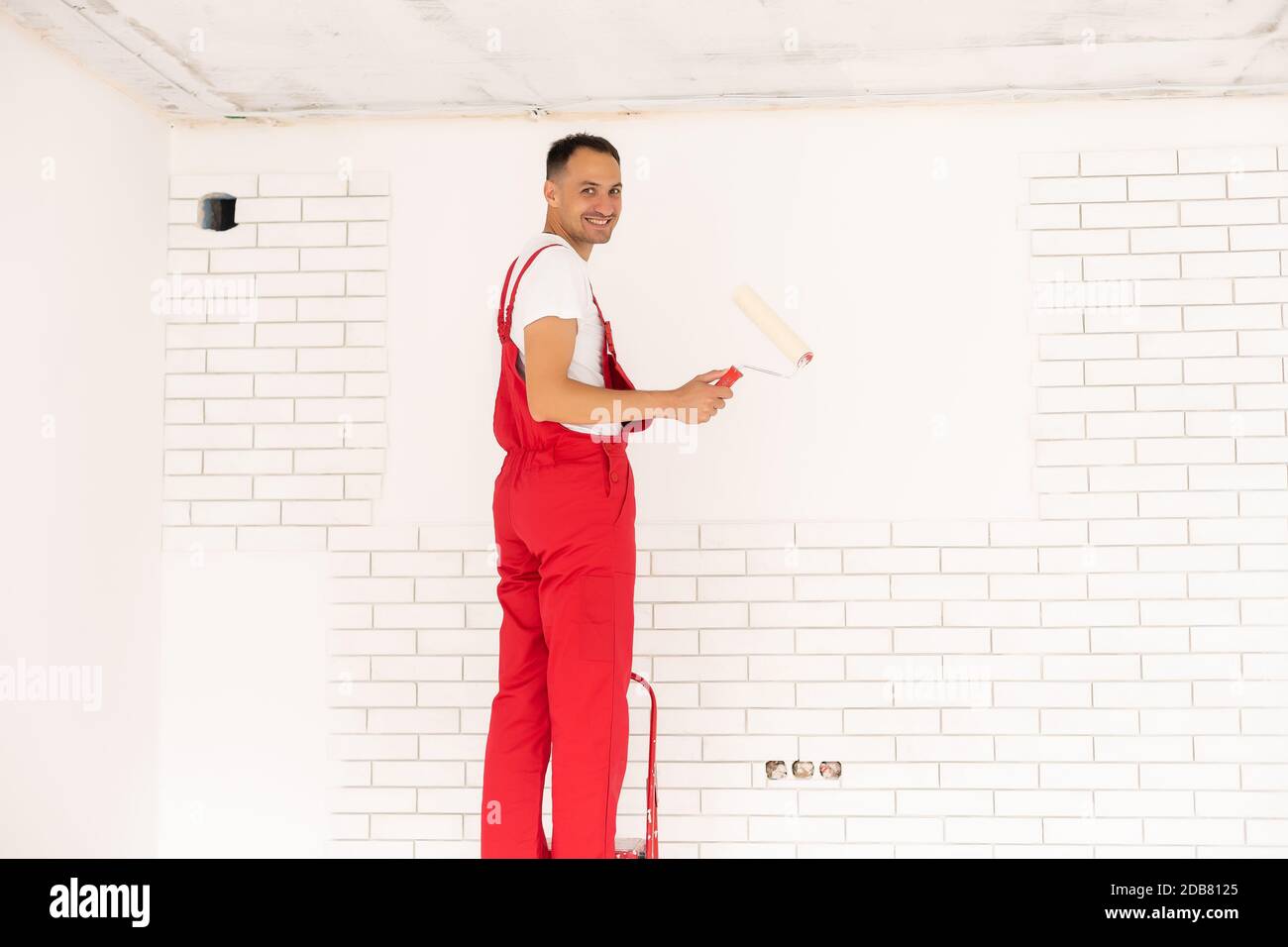 Man painting the wall, master wall painter Stock Photo - Alamy