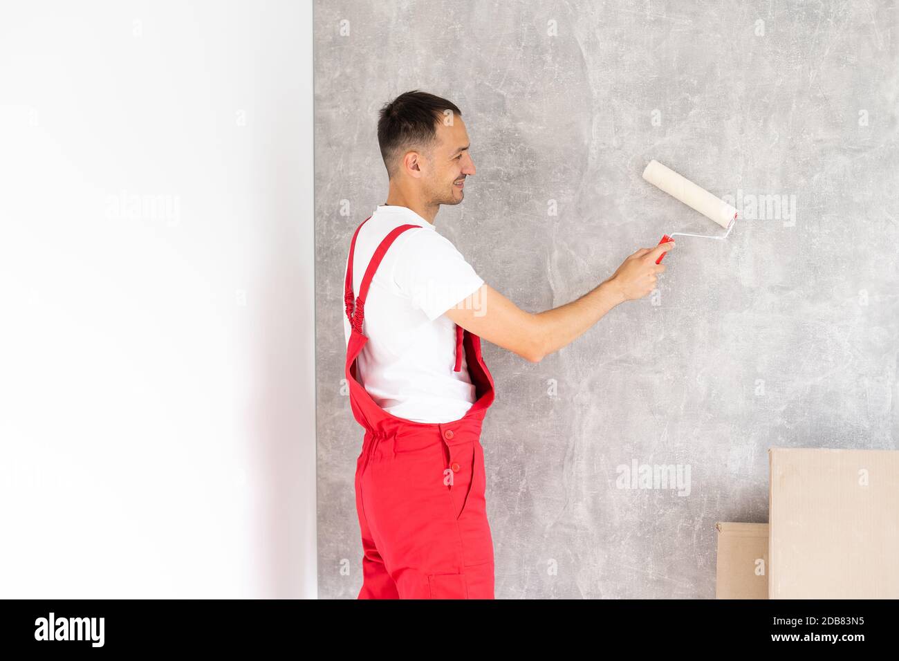 Man painting the wall, master wall painter Stock Photo - Alamy