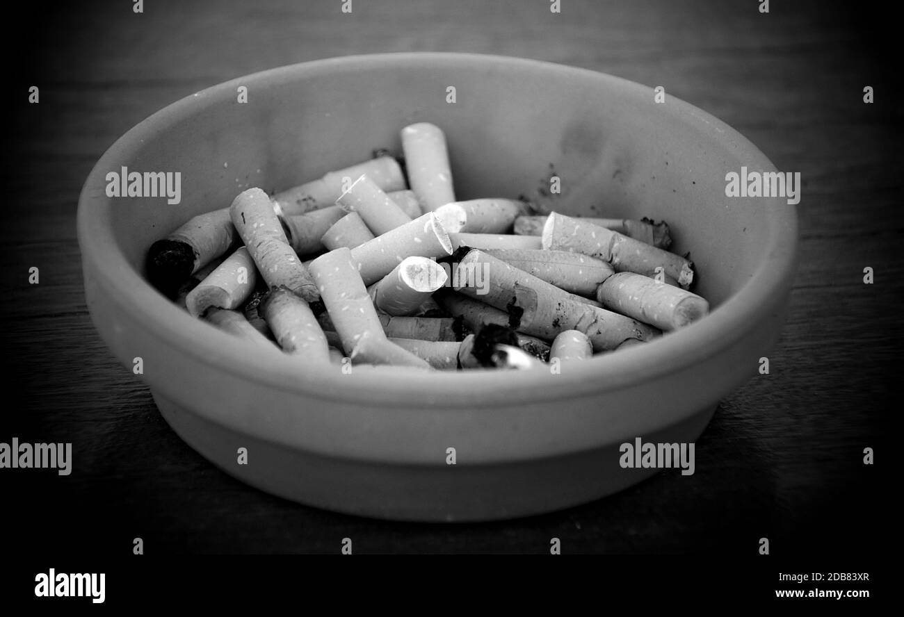 An ash tray full of cigarettes Stock Photo - Alamy