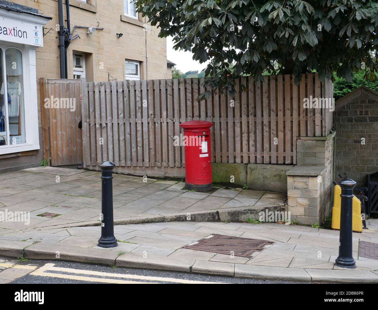 Black bollards hi-res stock photography and images - Alamy