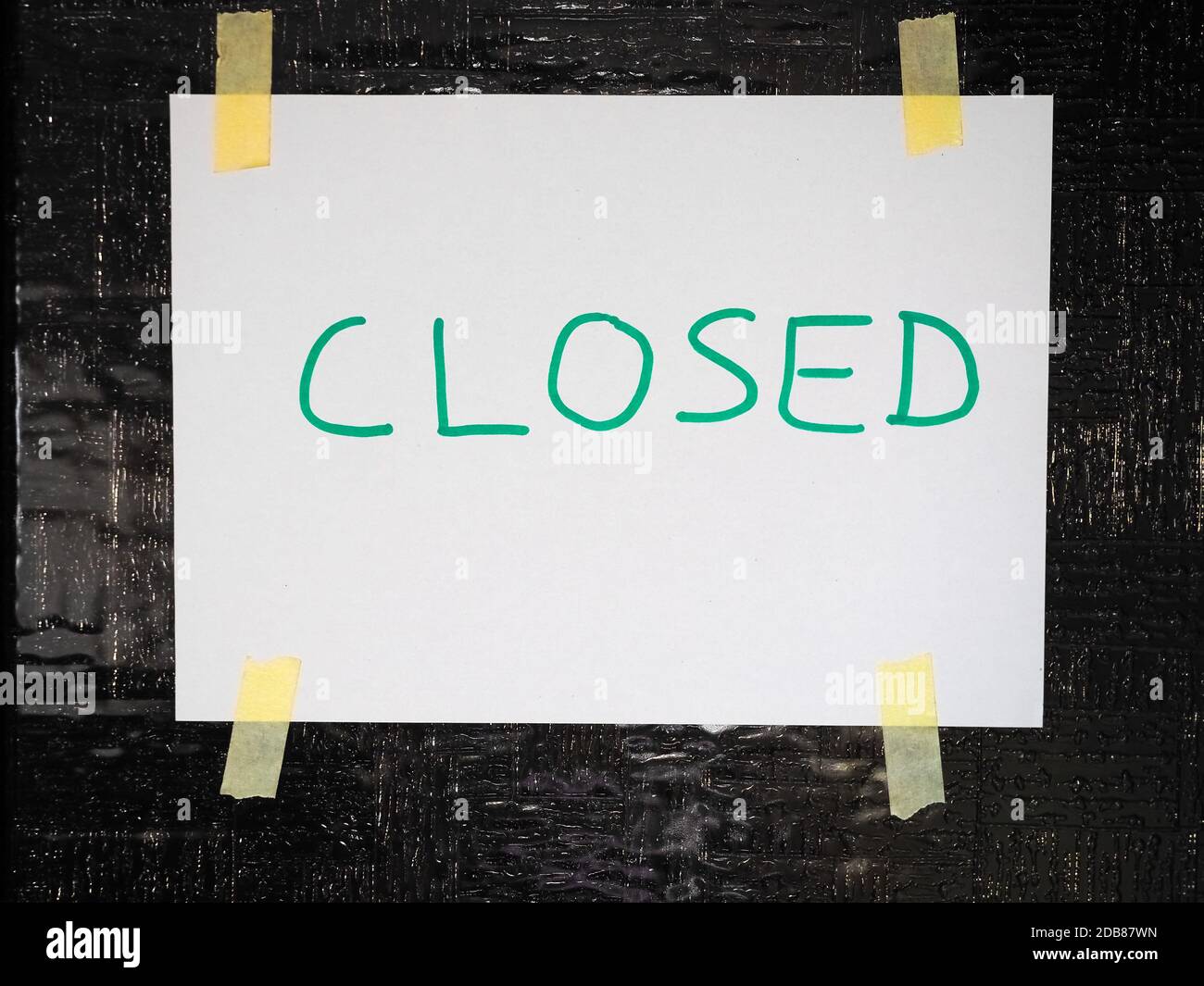 Handwritten closed sign on a shop window with reflections Stock Photo ...