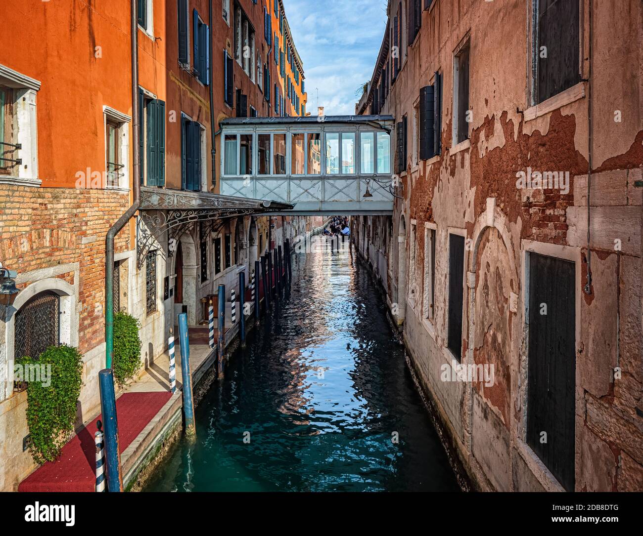 Bridge connecting two buildings hi-res stock photography and images - Alamy