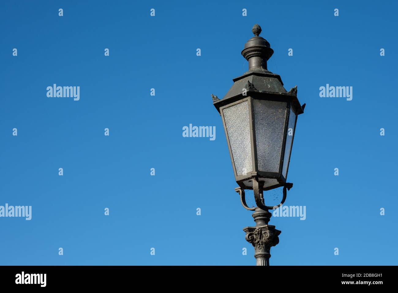 Cast iron antique street lights hi-res stock photography and images - Alamy