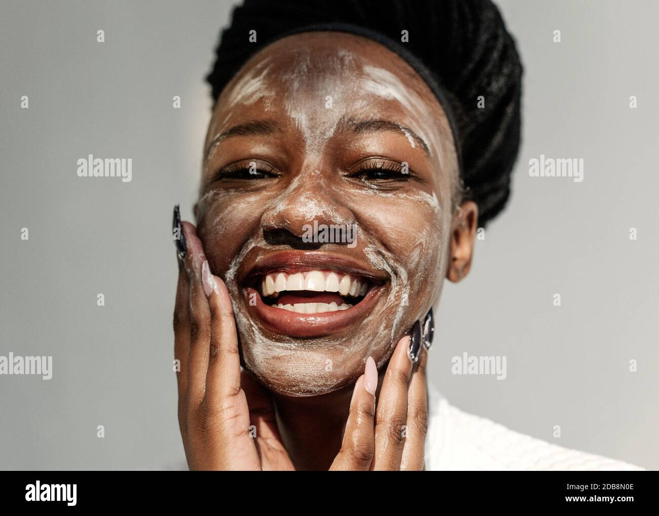 Black women mask hi-res stock photography and images - Alamy