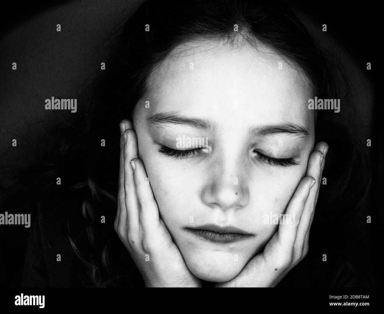 Portrait of a sad girl with her head in her hands Stock Photo - Alamy