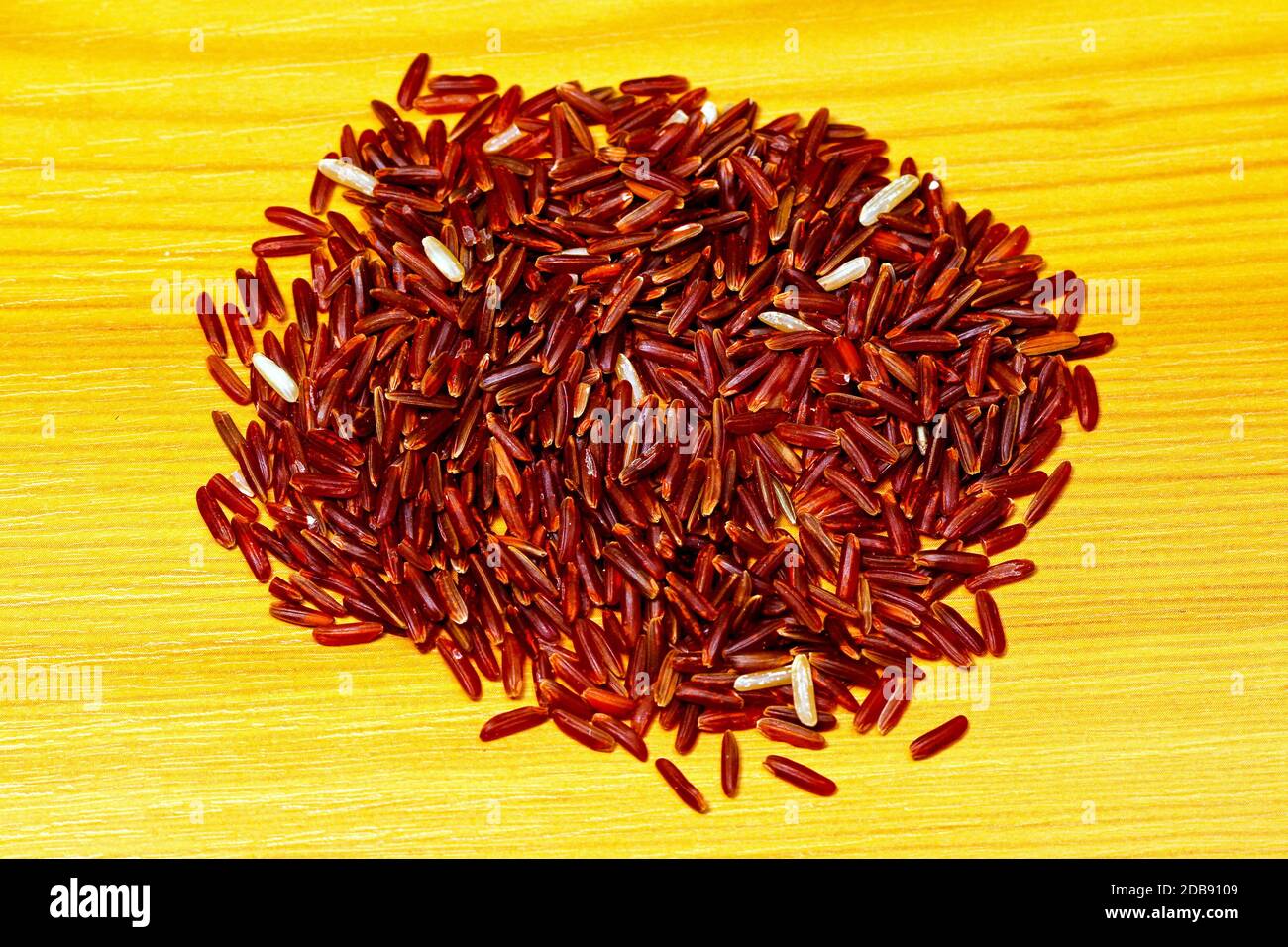 Bunch of natural organic whole red rice Stock Photo - Alamy