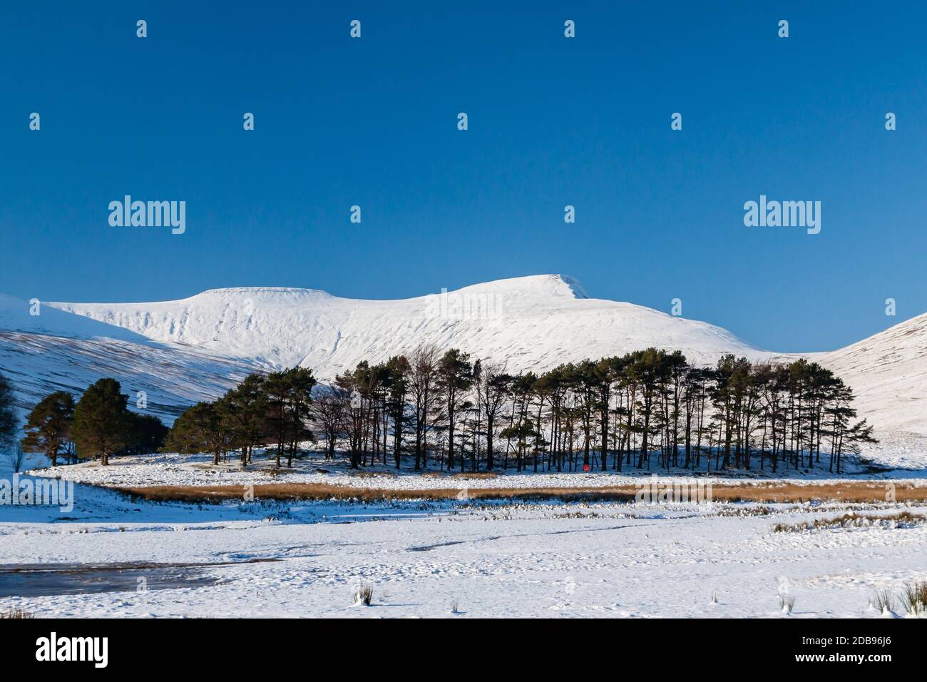 Beautiful snow covered landscape on a bright, crisp, sunny day (Brecon ...