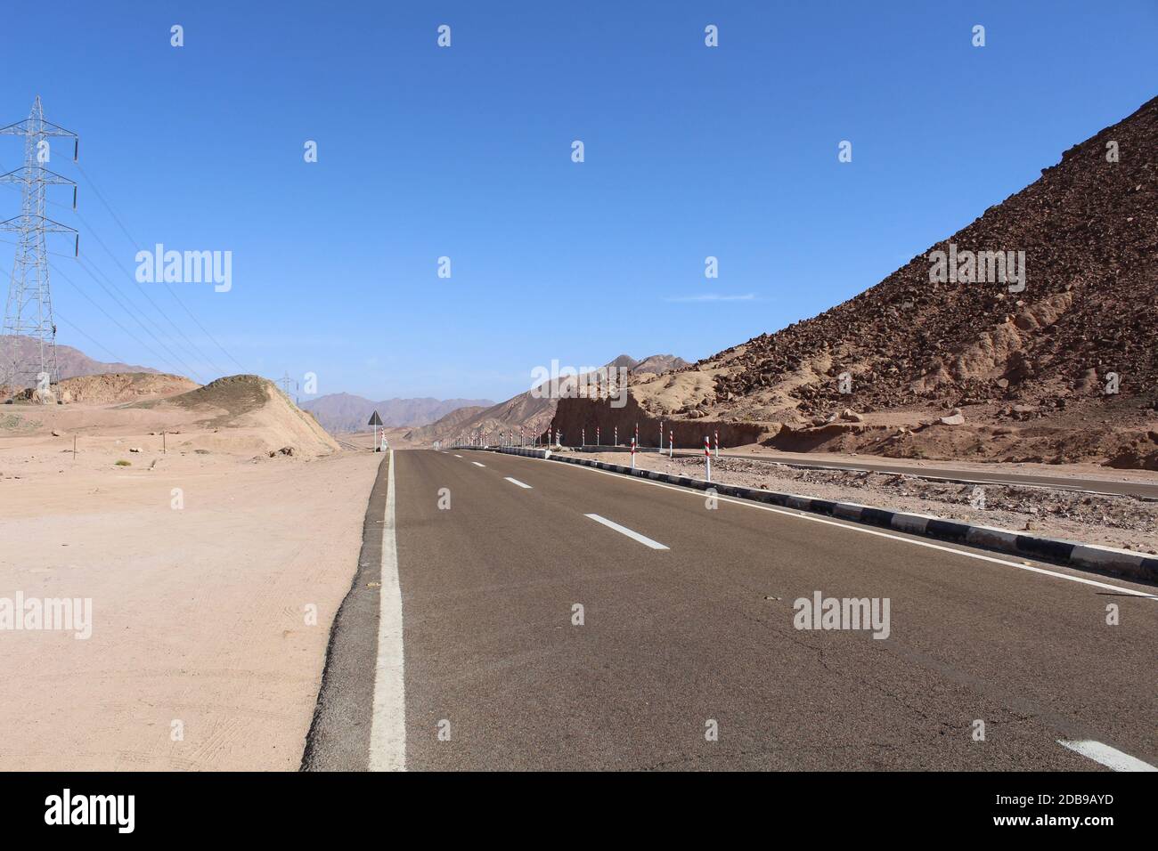 Asphalt road in the Egyptian desert. Sinai Stock Photo - Alamy