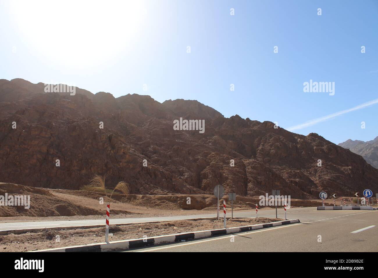 Asphalt road in the Egyptian desert. Sinai Stock Photo - Alamy