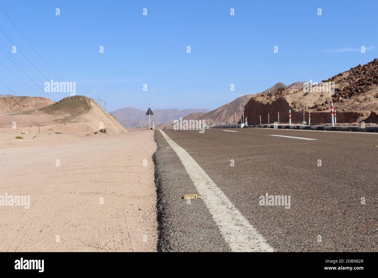 Asphalt road in the Egyptian desert. Sinai Stock Photo - Alamy