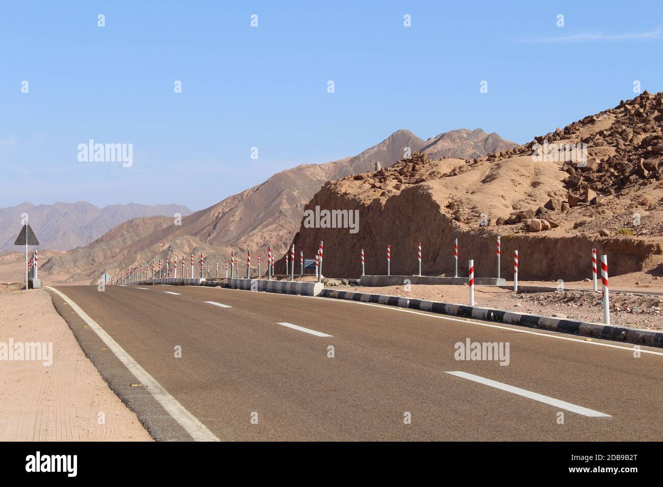 Asphalt road in the Egyptian desert. Sinai Stock Photo - Alamy