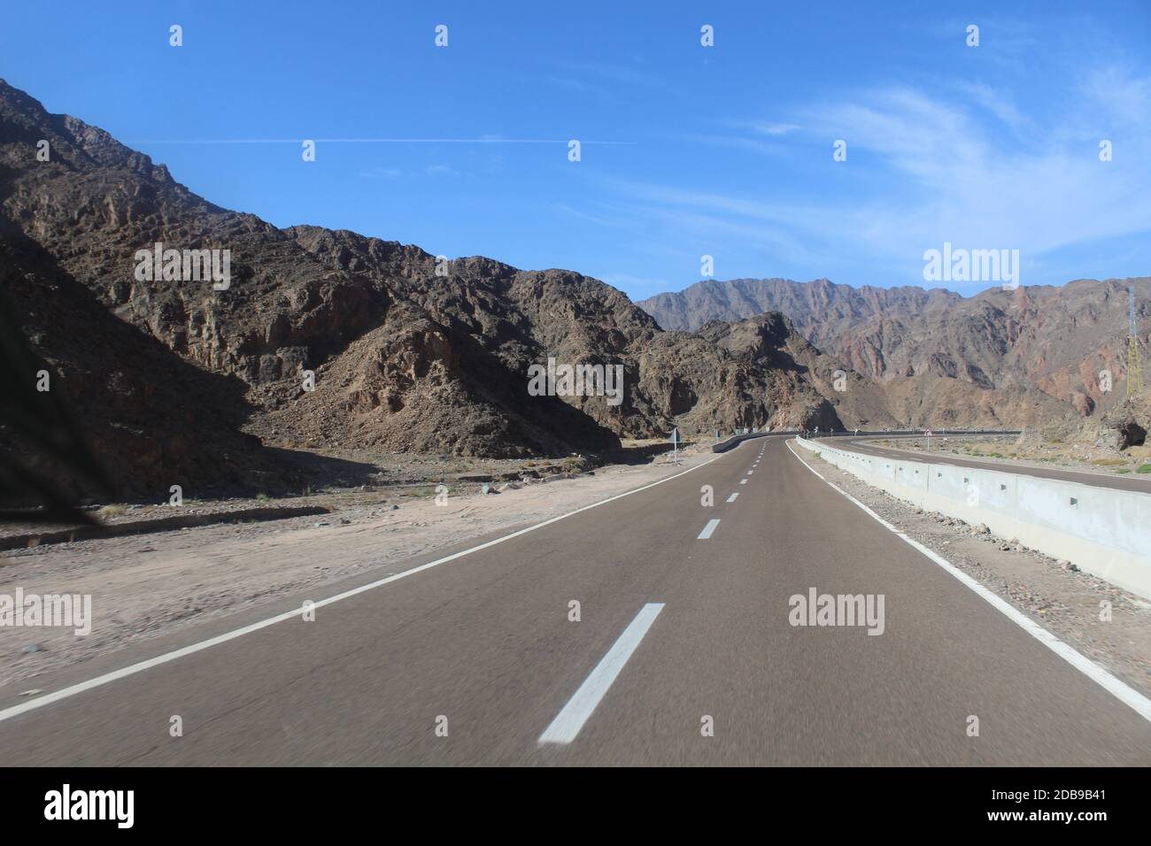 Asphalt road in the Egyptian desert. Sinai Stock Photo - Alamy