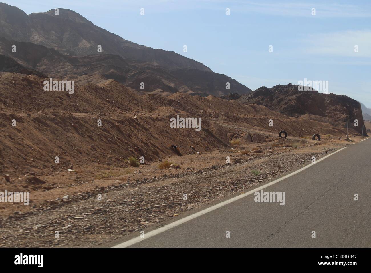 Asphalt road in the Egyptian desert. Sinai Stock Photo - Alamy