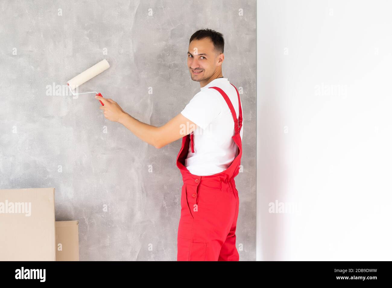 Man painting the wall, master wall painter Stock Photo - Alamy