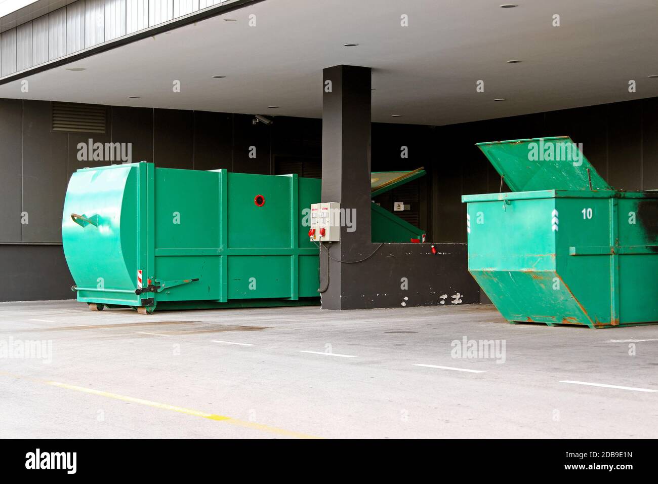 Hydraulic bin hi-res stock photography and images - Alamy