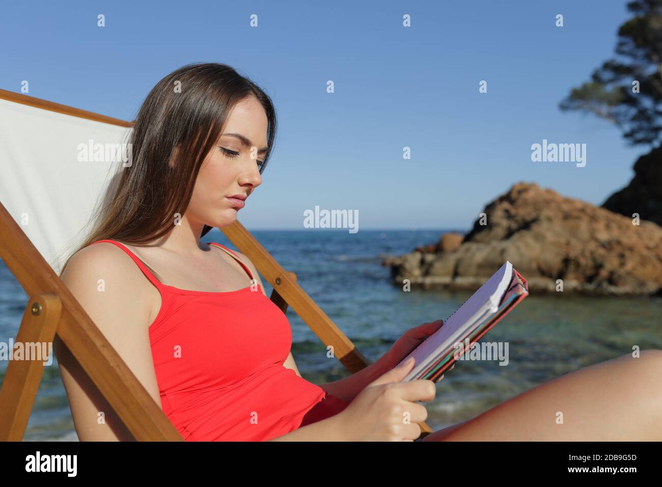 College student reading beach hi-res stock photography and images - Alamy