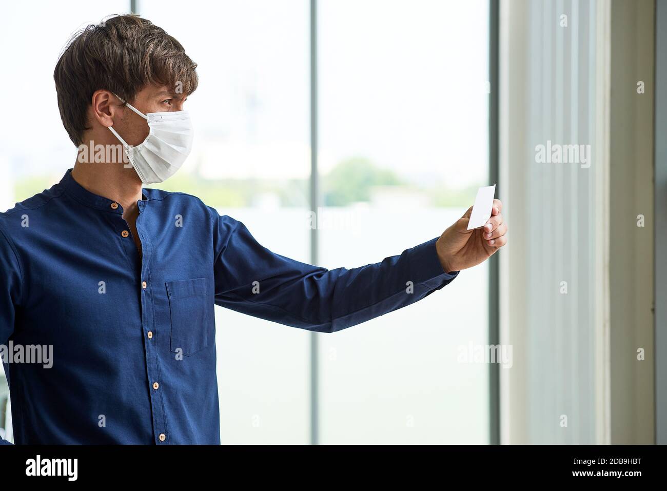 Japanese mask commuter hi-res stock photography and images - Alamy