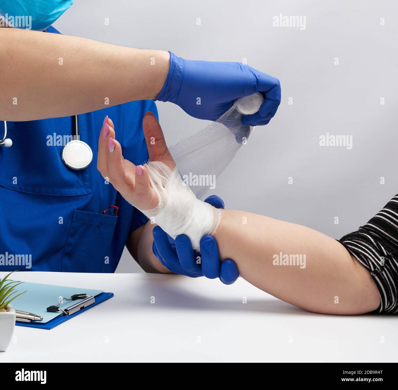 Man bandages thumb hi-res stock photography and images - Alamy
