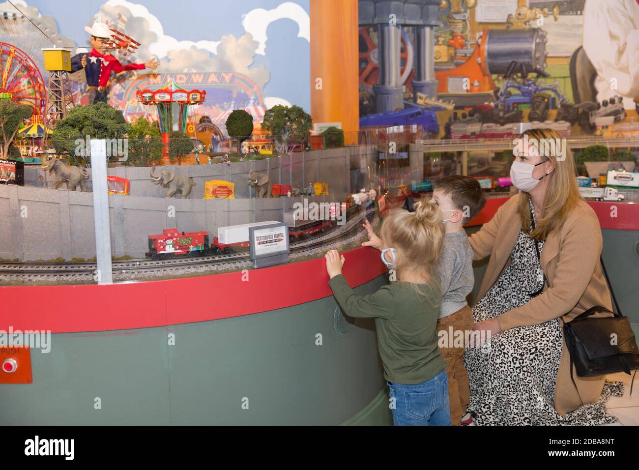 Dallas, USA. 16th Nov, 2020. People view train models at a train ...