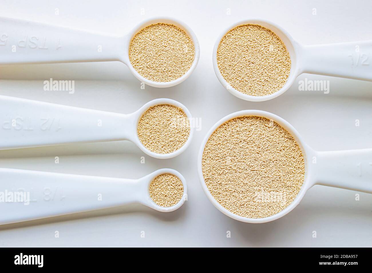 A close view of some measurement baking spoons with yeast on them Stock ...