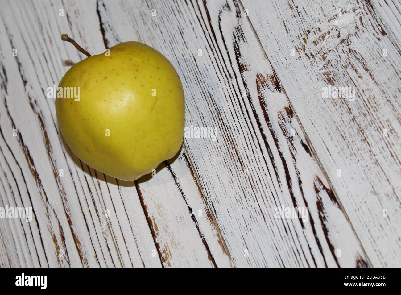 Apple on a white wooden old table Stock Photo - Alamy