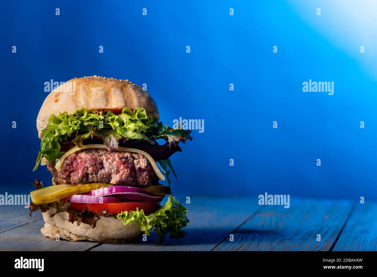 closeup of a single cheeseburger Stock Photo - Alamy