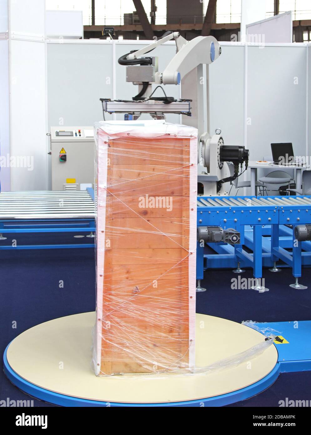 Automated Robot Wrapping Machine for Packing Crates and Boxes Turntable ...