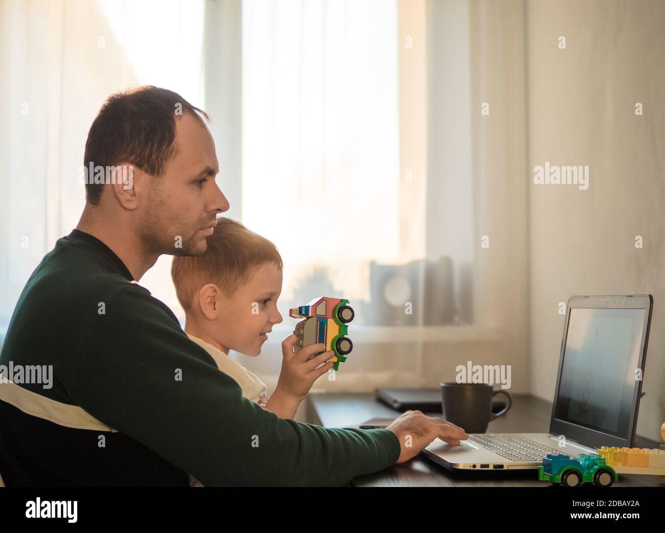 Working father coming home to children hi-res stock photography and ...