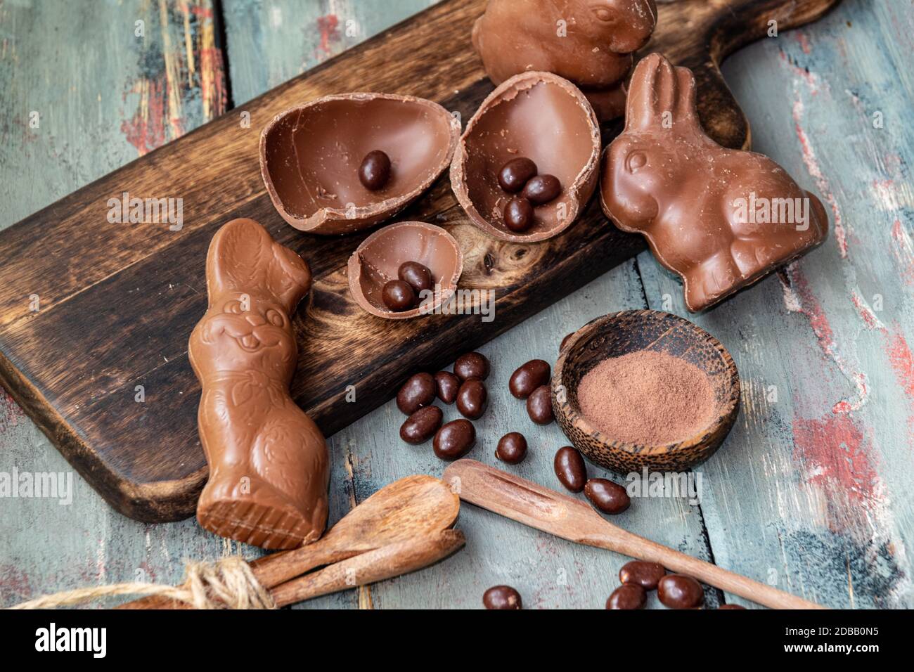 exquisite pure chocolate in pieces and in powder Stock Photo - Alamy