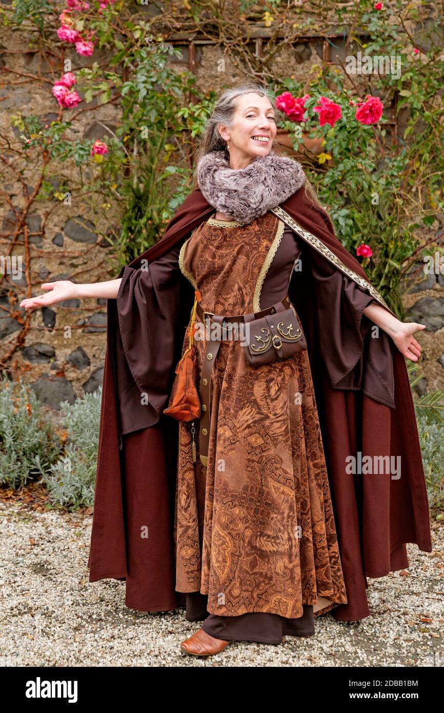 Lady in medieval clothing hi-res stock photography and images - Alamy