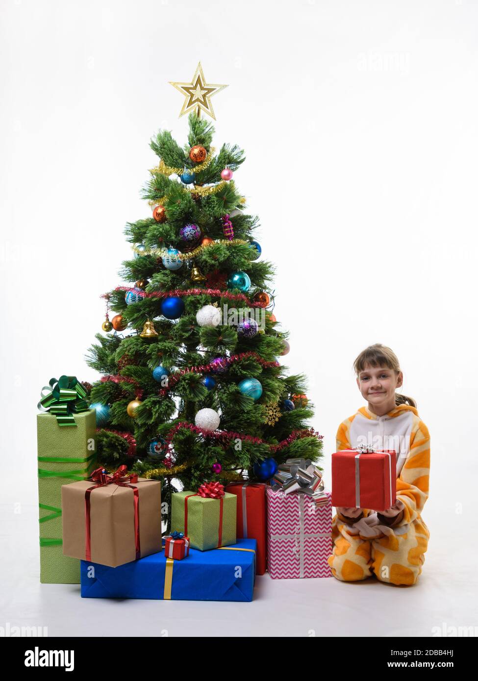 Childrens decorating christmas tree hi-res stock photography and images ...
