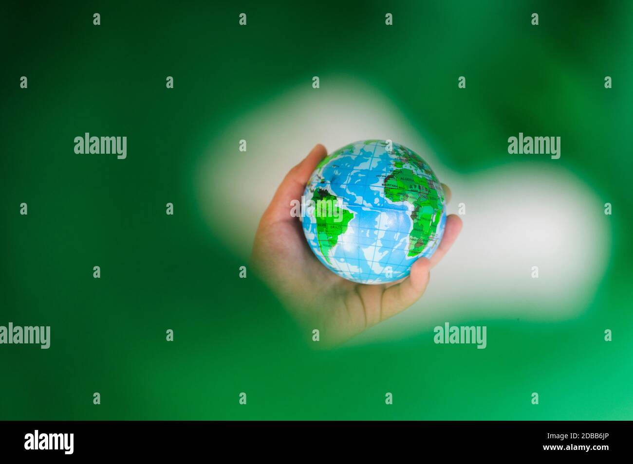 Hand holding globe hi-res stock photography and images - Alamy