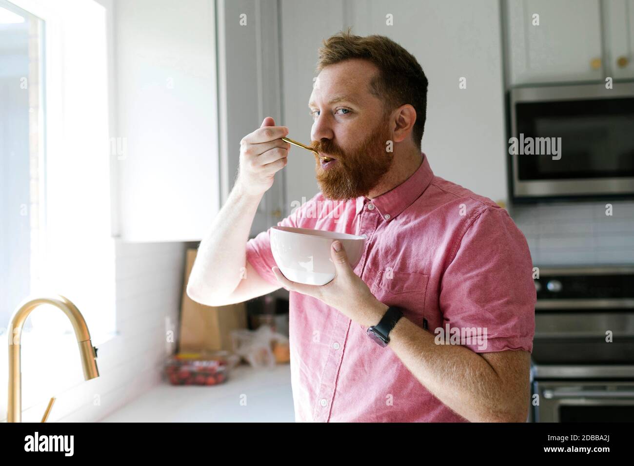 Man eating cereal hi-res stock photography and images - Alamy