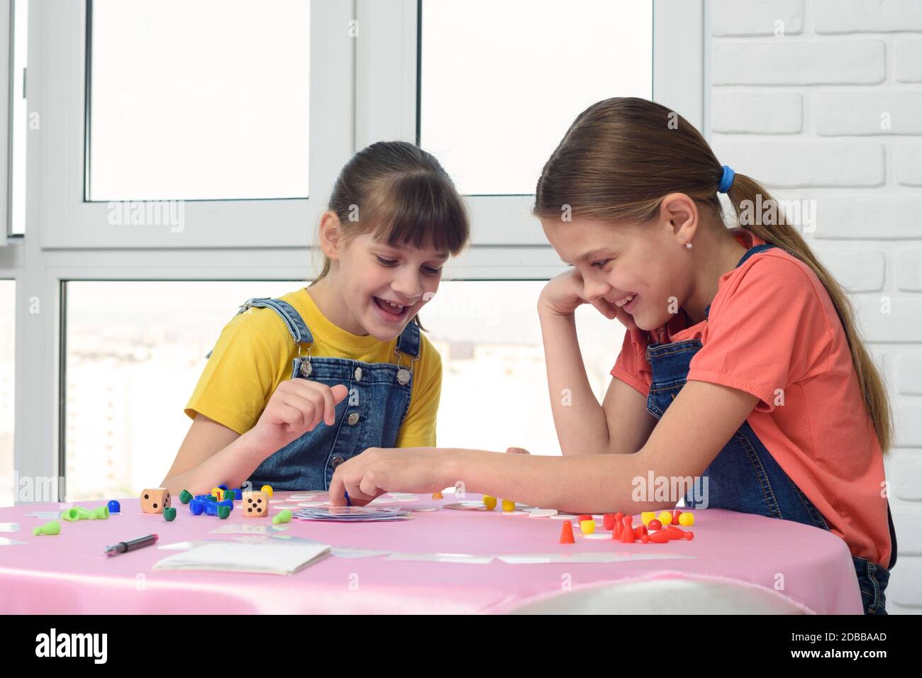 Two girls playing cards hi-res stock photography and images - Alamy