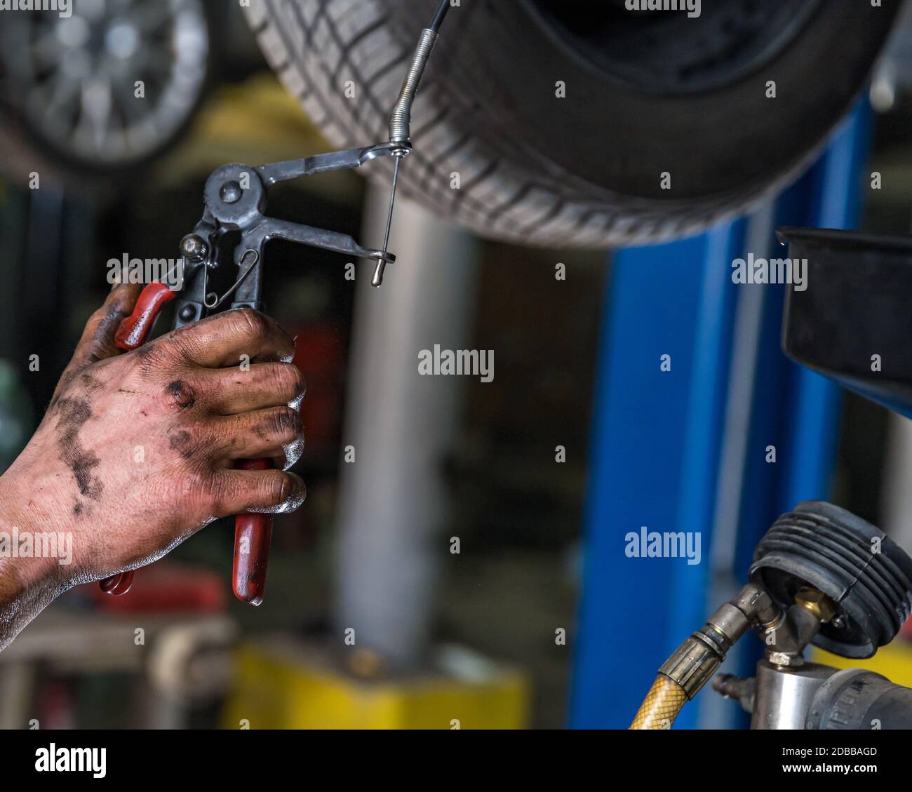 use of a special key when loosening the bolts on the car in service ...