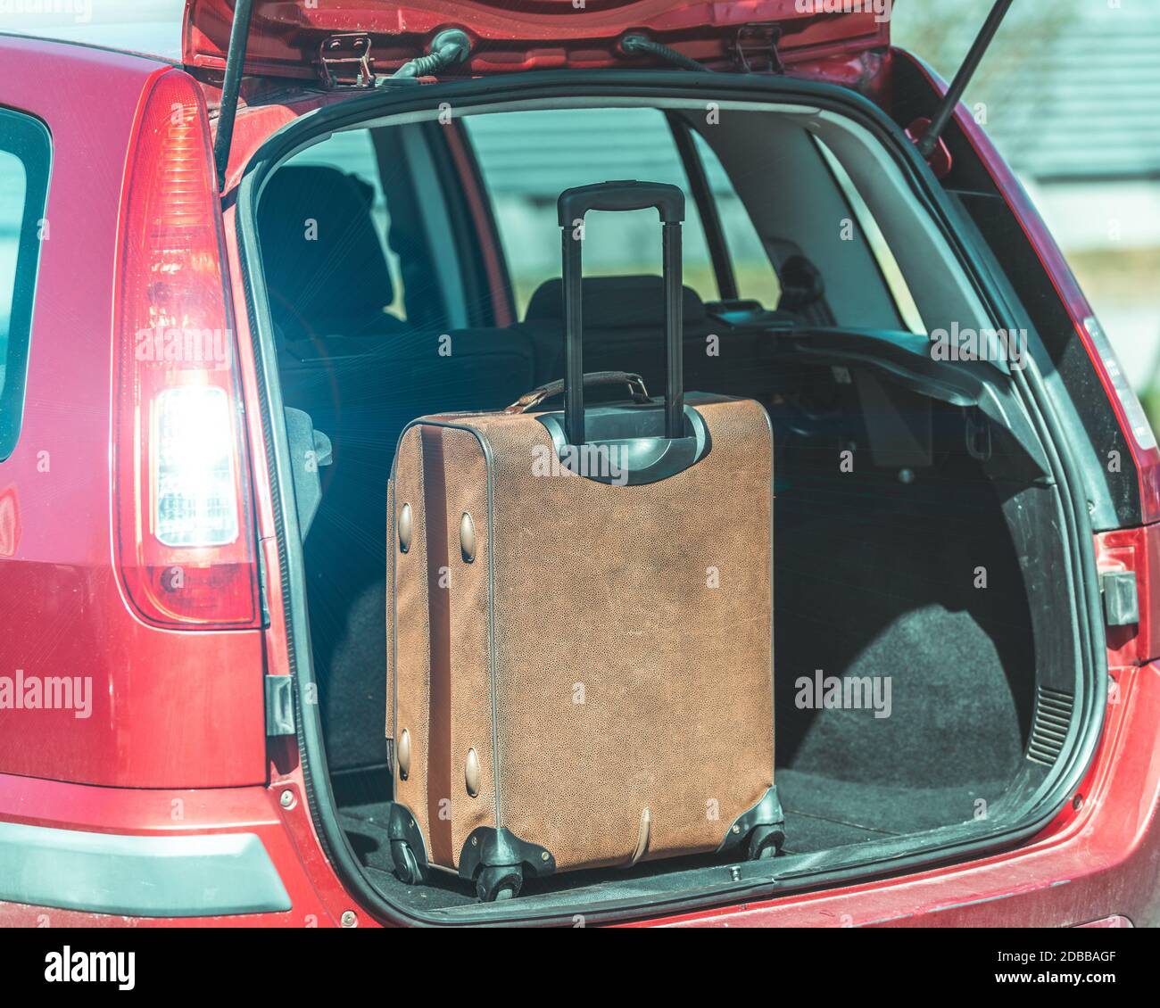 Open car trunk hand hi-res stock photography and images - Alamy