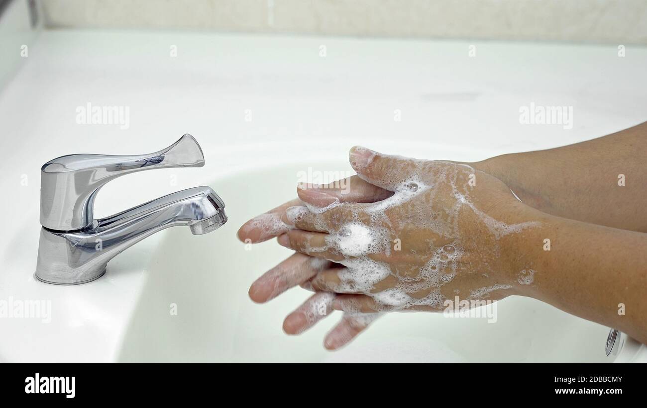 7 steps hand washing - Step 3/7 Interlace fingers and rub hands ...