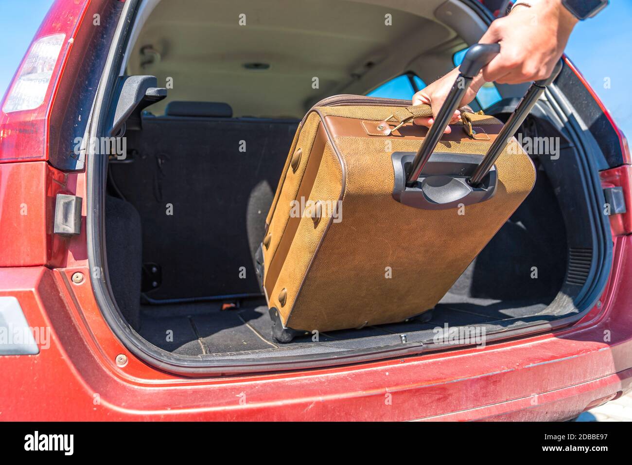 Pulls luggage hi-res stock photography and images - Alamy