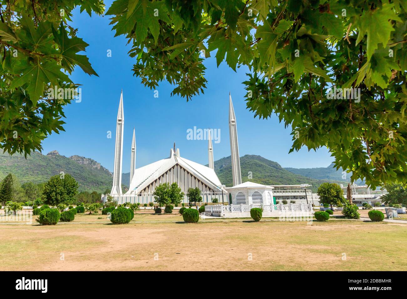 Shah Faisal Mosque is one of the largest Mosques in the World ...