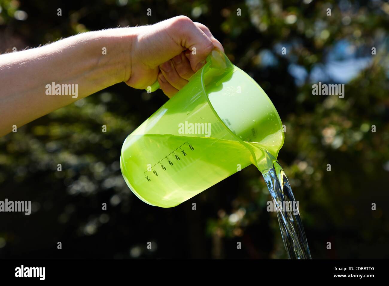 Water pouring measuring cup hi-res stock photography and images - Alamy