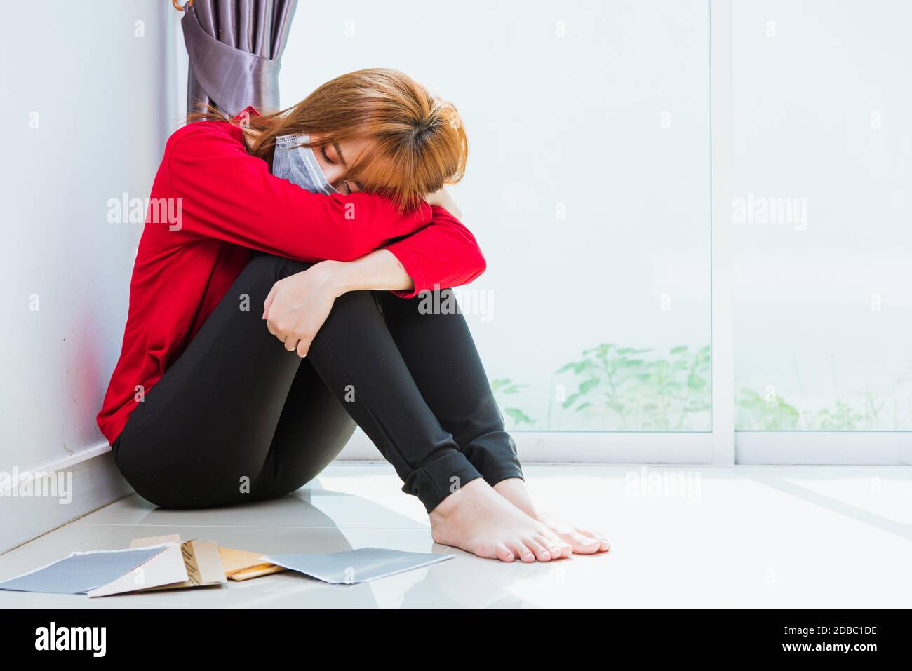 Sad woman hug her knee and cry hi-res stock photography and images - Alamy
